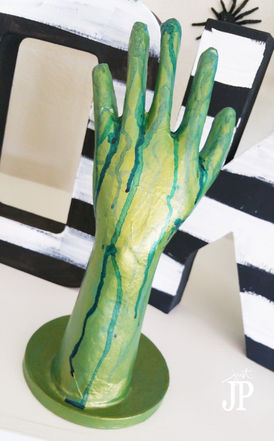 Creepy Hands Halloween Decor - #CraftLightning